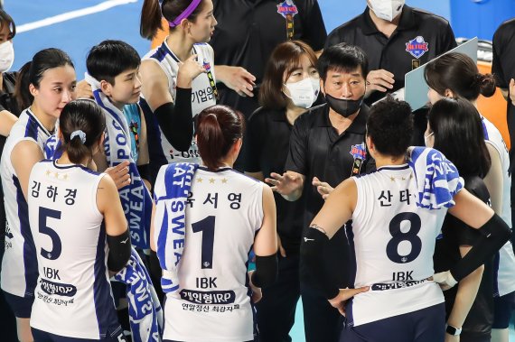 '니콜라 49점' KB손해보험, OK금융그룹에 역전승…IBK는 첫 승 - 파이낸셜뉴스