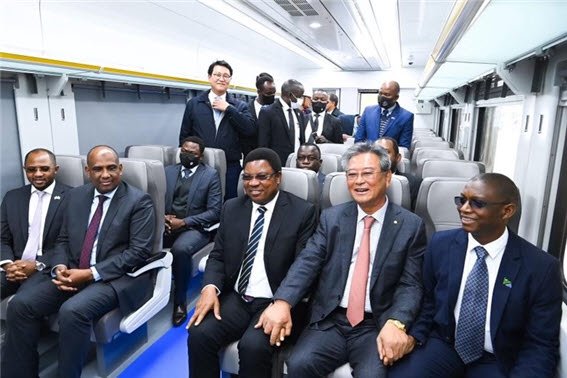 탄자니아 총리 일행, 함안 성신RST 문경 공장 방문 - 파이낸셜뉴스