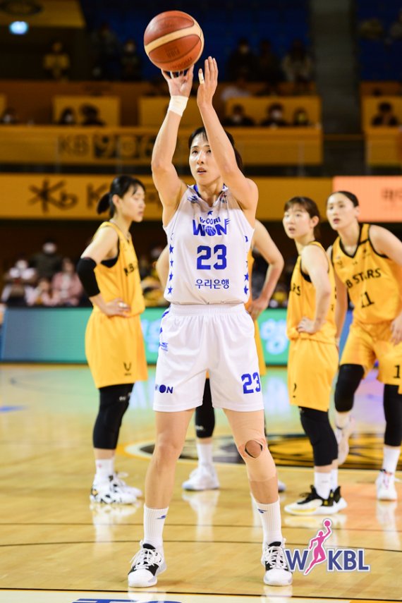 '김단비 트리플더블' 우리은행, 디펜딩 챔프 KB 18점차 완파 - 파이낸셜뉴스