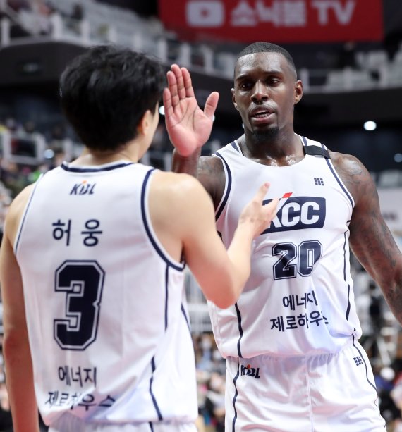 '라건아 더블더블' KCC, KT 꺾고 3연패 탈출 - 파이낸셜뉴스
