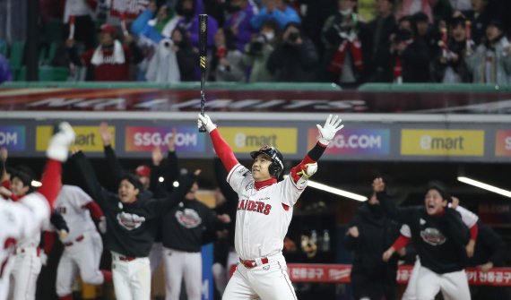 [KS5] '끝내기 스리런' 김강민 "SSG의 기운이 모여 힘을 냈다" - 파이낸셜뉴스