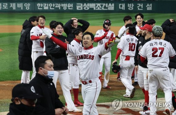 SK의 처음과 끝·SSG의 시작…40살 김강민, 오래 버틴 자의 미소 - 파이낸셜뉴스