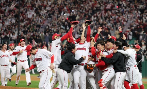 [일문일답] '우승 감독' 김원형 "우리 선수들, 정말 대단한 기록을 세웠다" - 파이낸셜뉴스