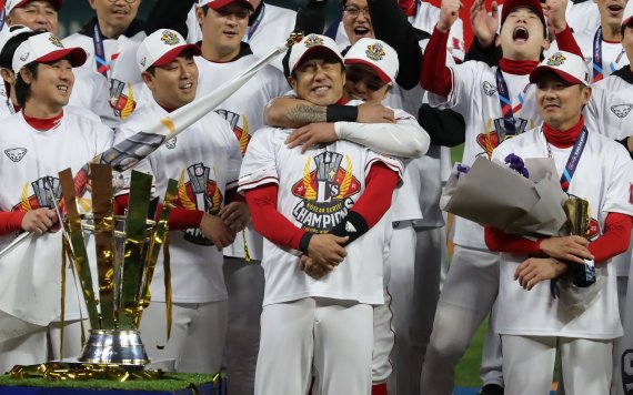 [SSG 우승] '최고령 KS MVP' 김강민 "내년에도 SSG맨, 몸이 허락할 때까지 뛴다" - 파이낸셜뉴스