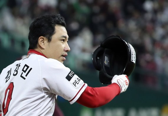 [SSG 우승]'최고령 KS MVP' 김강민 "40대에 우승하니 눈물" - 파이낸셜뉴스