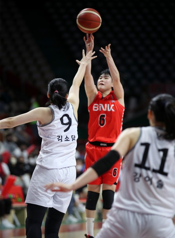 BNK, KB 꺾고 창단 첫 4연승…공동 1위로 1R 종료 - 파이낸셜뉴스