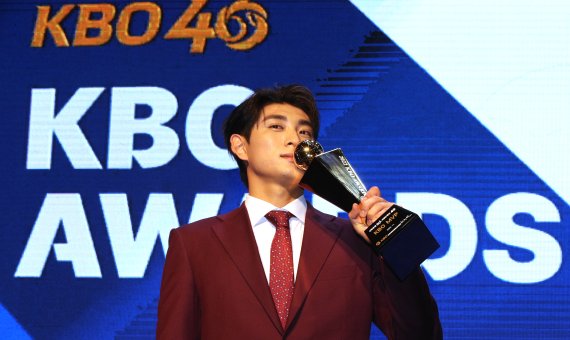 키움 이정후, KBO 시상식서 MVP 등 6관왕 차지 [뉴시스Pic] - 파이낸셜뉴스