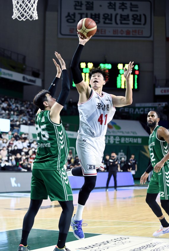 '오세근-아반도 40점 합작' KGC, DB 꺾고 단독 선두 등극 - 파이낸셜뉴스