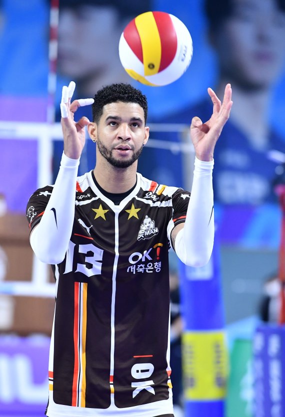 [V리그포커스] '올드보이' 레오·타이스 굳건, 오레올 삐끗…아가메즈는? - 파이낸셜뉴스