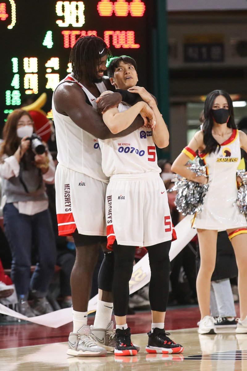 '김선형 결승득점' SK, LG 제압…가스공사는 선두 KGC 7연승 저지 - 파이낸셜뉴스