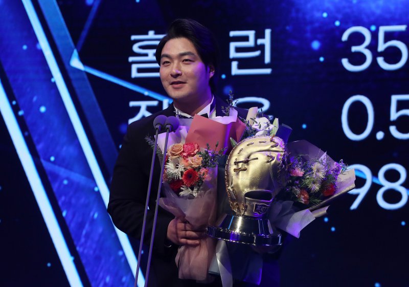 '최다득표' 이정후, 5년 연속 골글…'은퇴' 이대호 최고령 수상(종합) - 파이낸셜뉴스