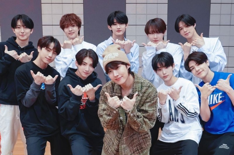 하이브 첫 日 그룹 앤팀 Bts 제이홉 만났다…입틀막 리액션 파이낸셜뉴스