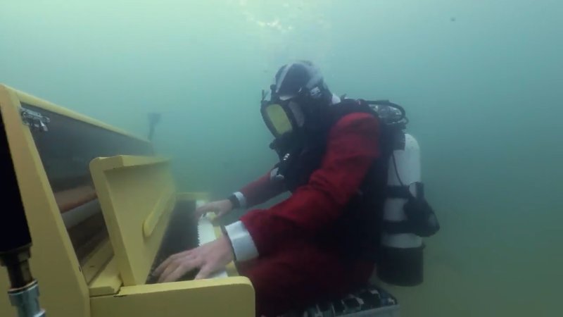 세계최초 수중 피아노 연주?…유명 유튜버 도전기 공개 - 파이낸셜뉴스