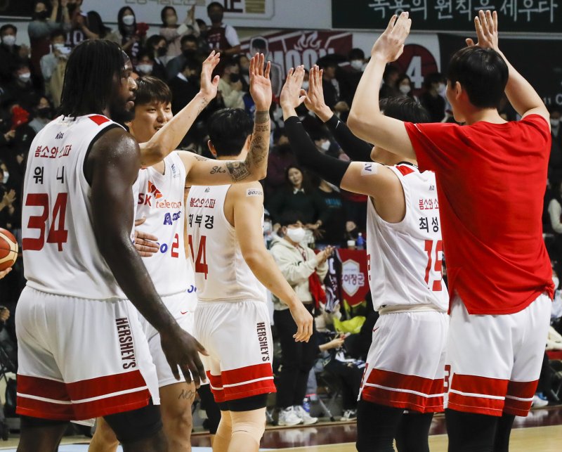 '워니 더블더블' SK, 선두 KGC에 80-79 신승(종합) - 파이낸셜뉴스