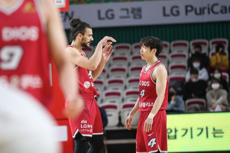 '워니 더블더블' SK, 선두 KGC에 80-79 신승(종합) - 파이낸셜뉴스