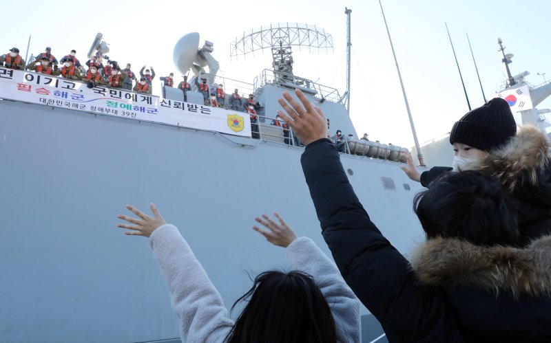 청해부대 39진 '충무공이순신함' 부산작전기지서 출항 환송식 [뉴시스Pic] - 파이낸셜뉴스