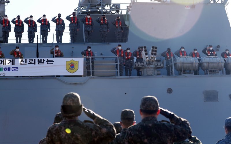 청해부대 39진 '충무공이순신함' 부산작전기지서 출항 환송식 [뉴시스Pic] - 파이낸셜뉴스