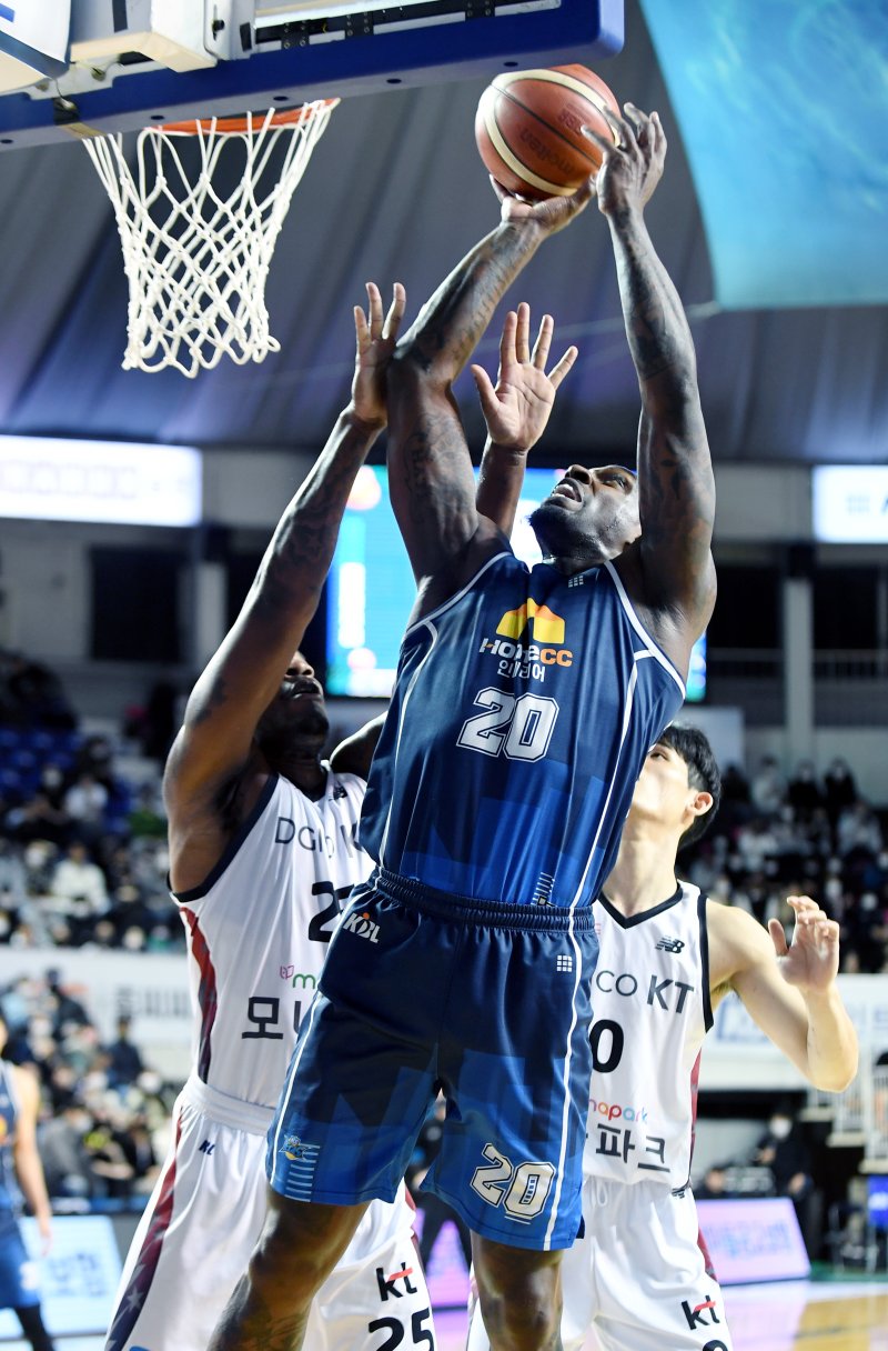 '라건아 30점 13리바운드 맹활약' KCC, KT 완파 - 파이낸셜뉴스