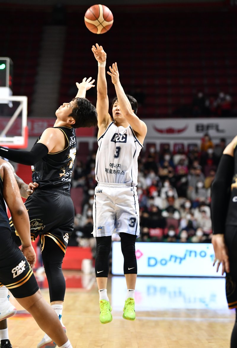 'FA 듀오 허웅·이승현 펄펄' KCC, LG 잡고 3연승 질주 - 파이낸셜뉴스