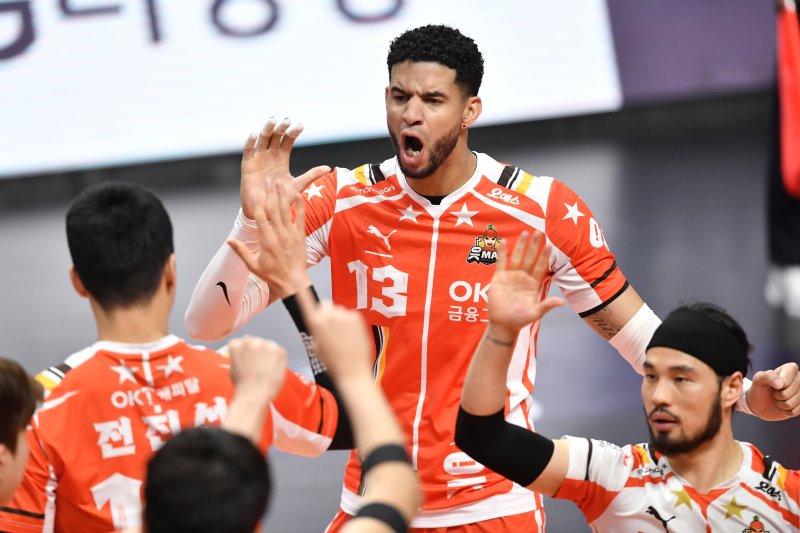 '레오 26득점' OK금융그룹, 대한항공 10연승 저지…3-0 완승 - 파이낸셜뉴스