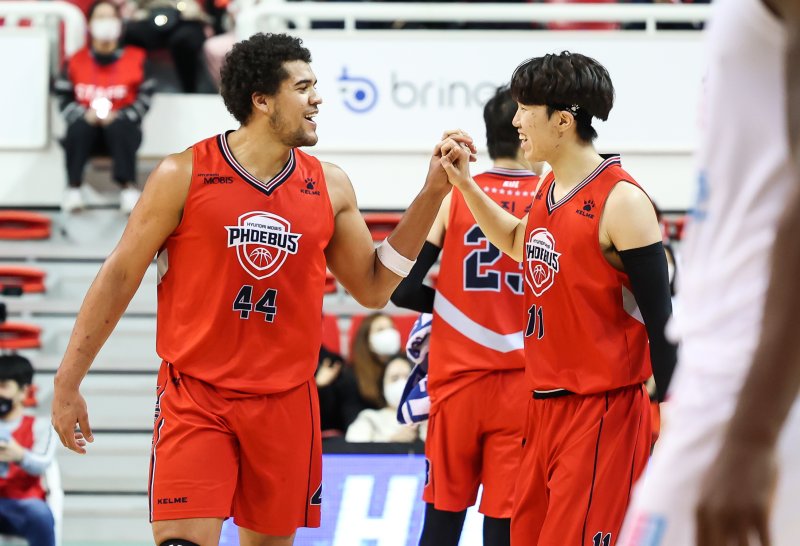 '뒷심 강한' KGC, SK의 5연승 저지…4경기 차 선두 유지 - 파이낸셜뉴스