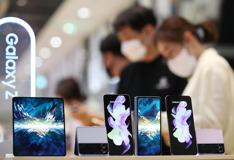 "설 대목 잡아라"…SKT·KT '갤Z플립4' 지원금 인상에 '반값' - 파이낸셜뉴스