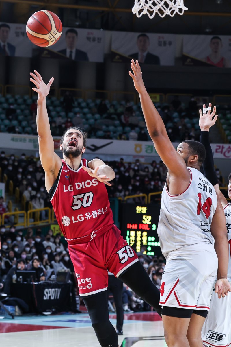 프로농구 2위 LG, 홈에서 선두 KGC 꺾고 2경기 차 맹추격(종합) - 파이낸셜뉴스
