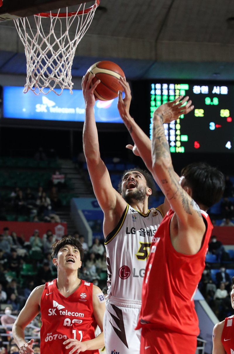 '4쿼터 대역전' 2위 LG, SK 잡고 3연승 질주…선두와 2경기 차 - 파이낸셜뉴스
