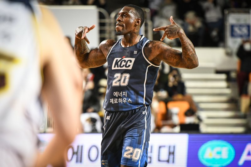 프로농구 KCC, LG 5연승 저지하고 5연패 탈출…라건아 32점 - 파이낸셜뉴스