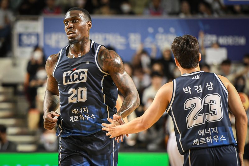 '라건아 32점' KCC, 5연패서 탈출…LG는 5연승 무산(종합) - 파이낸셜뉴스