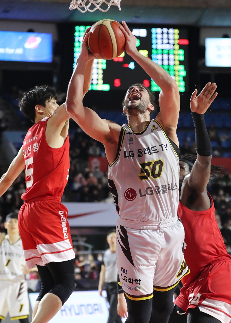 '마레이+이관희 44점 합작' 2위 LG, 3위 SK 꺾고 3연승 질주(종합) - 파이낸셜뉴스