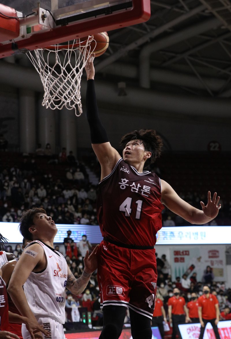 '오세근 더블더블' 선두 KGC, 2위 LG 누르고 9연승 행진 - 파이낸셜뉴스