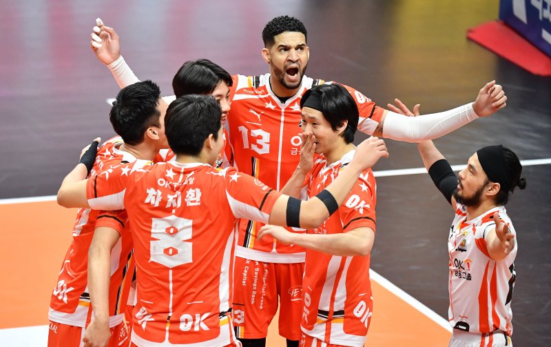 봄 배구 희망 이어간 OK금융그룹…한국전력 3-2 제압(종합) - 파이낸셜뉴스