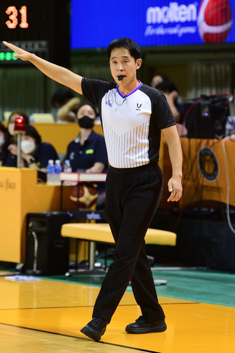 WKBL 문석진 심판, 500경기 출장…역대 2호 - 파이낸셜뉴스