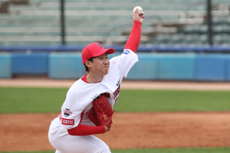 'KIA 특급신인' 윤영철, 대표팀 상대로 프로 첫 등판…2이닝 4피안타 2실점 - 파이낸셜뉴스