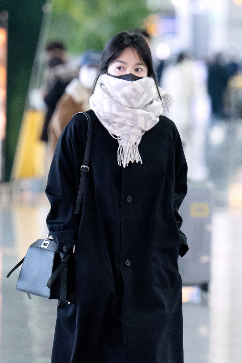 송혜교 편안한 공항 패션…밀라노 갑니다 헉스