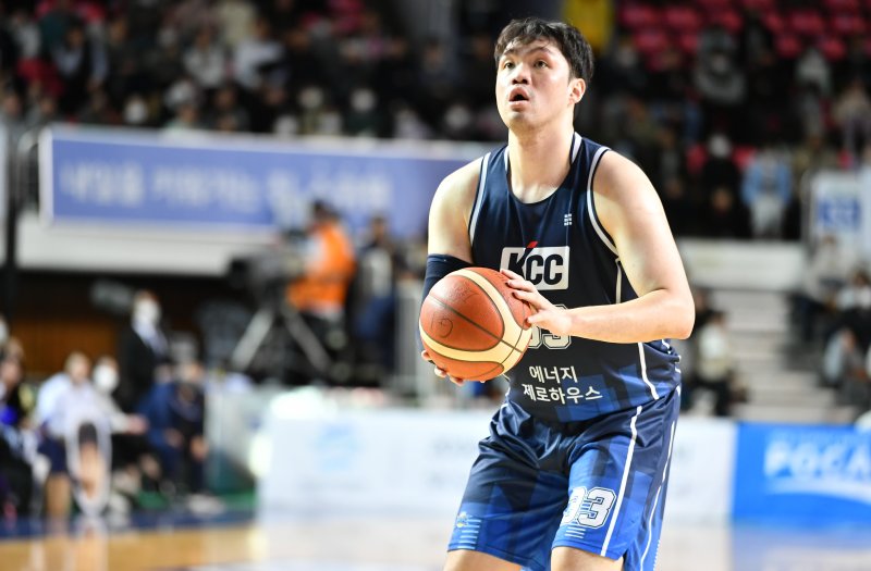 '이승현 3쿼터 12점 역전쇼' KCC, SK 5연승 막으며 4연패 탈출 - 파이낸셜뉴스