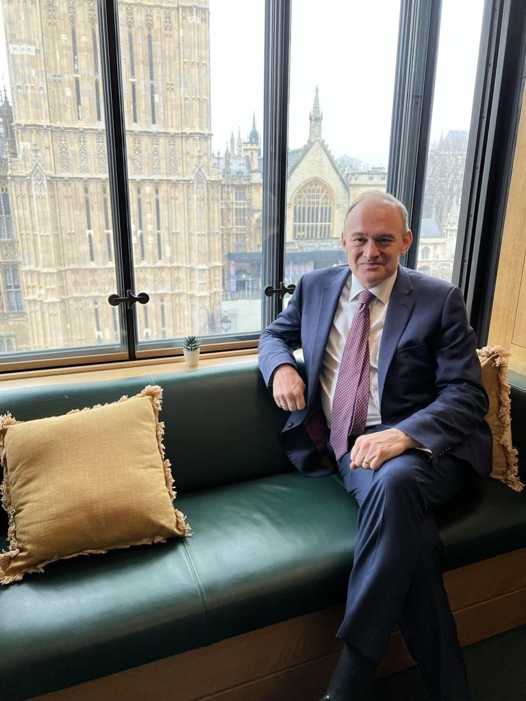 [英의원 동행기] 낡은 차 직접 몰고 만원 기차 탄다…기름값·요금은 사비로 - 파이낸셜뉴스