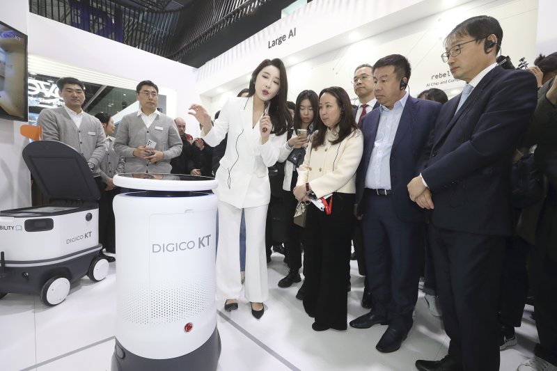 [MWC23] KT 부스 찾은 구현모 대표 "AI가 대세…디지코 계속 응원해 달라" - 파이낸셜뉴스
