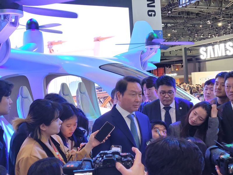 [MWC 2023] SKT 전시 둘러본 최태원 ‘사람을 위한 AI’ 강조 - 파이낸셜뉴스