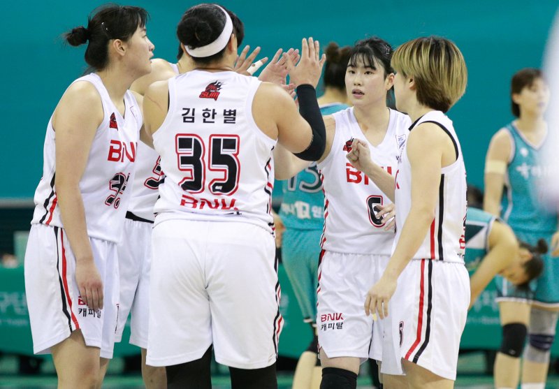 BNK, 짜릿한 역전승으로 2위 확정…창단 후 최고 성적 - 파이낸셜뉴스