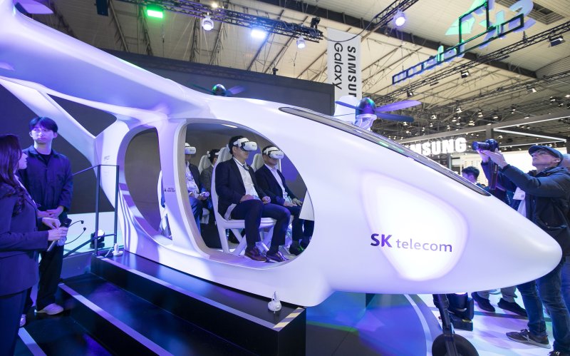 [MWC23] "UAM타고 날아가는 것 같아"…SKT, 실물 모형 기체 '인산인해' - 파이낸셜뉴스