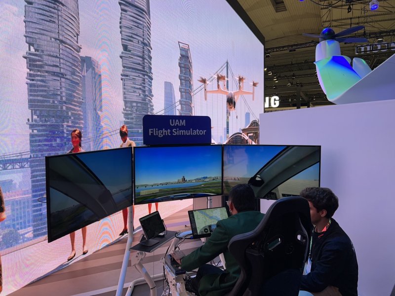 [MWC23] "UAM타고 날아가는 것 같아"…SKT, 실물 모형 기체 '인산인해' - 파이낸셜뉴스