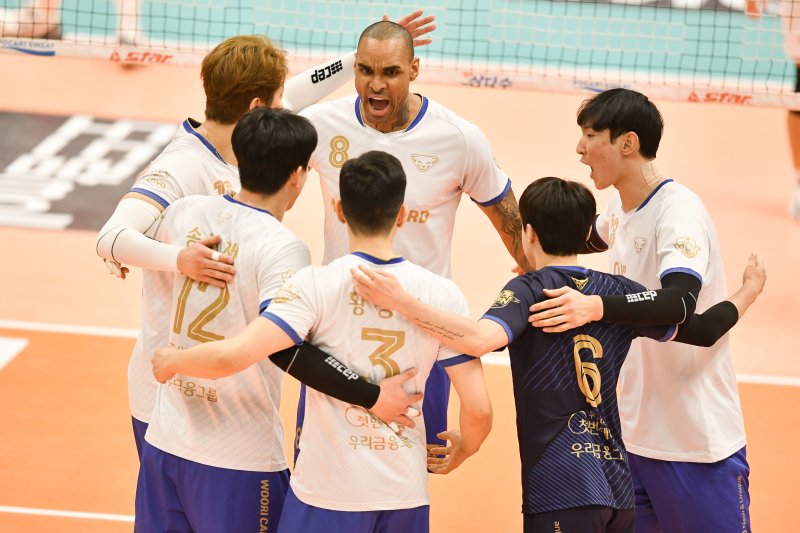 우리카드, KB손보 꺾고 3위 도약…KGC인삼공사, 6연승 질주(종합2보) - 파이낸셜뉴스