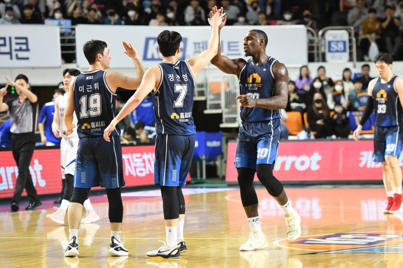 프로농구 6·7위 KCC·kt, 나란히 승리…1경기 차 6위 경쟁(종합) - 파이낸셜뉴스