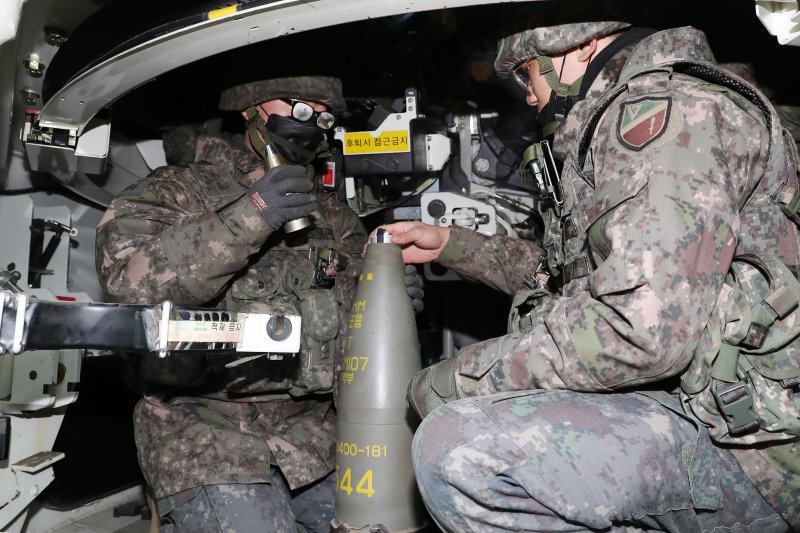 [뉴스1PICK]'초탄필중'…지축 흔들며 불 뿜는 K-55A1 자주포 - 파이낸셜뉴스