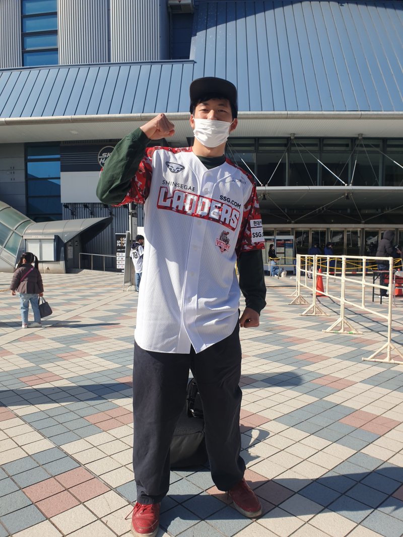 [WBC] SSG 유니폼 입은 '일본인' LG팬…"한일전 어디 응원하죠" - 파이낸셜뉴스