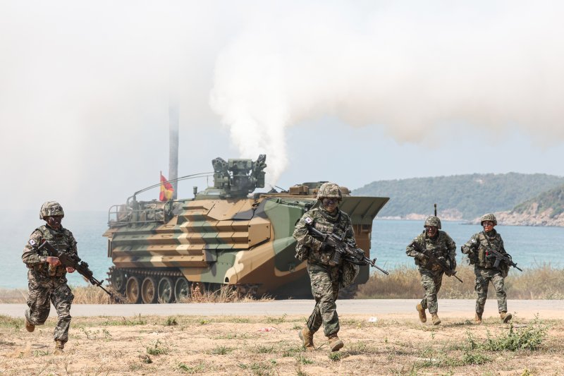 [코브라골드 르포]해병대 KAAV '적 해안 상륙 개시!'… 공중에선 美 F-35 엄호 - 파이낸셜뉴스