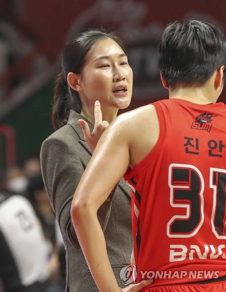 여자농구 BNK, 15점차 역전승…박정은 '여성 감독' PO 첫 승 - 파이낸셜뉴스