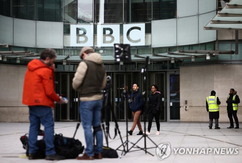 BBC 공정성 논란에 스포츠 프로 파행…존슨 도운 회장으로 불똥 - 파이낸셜뉴스